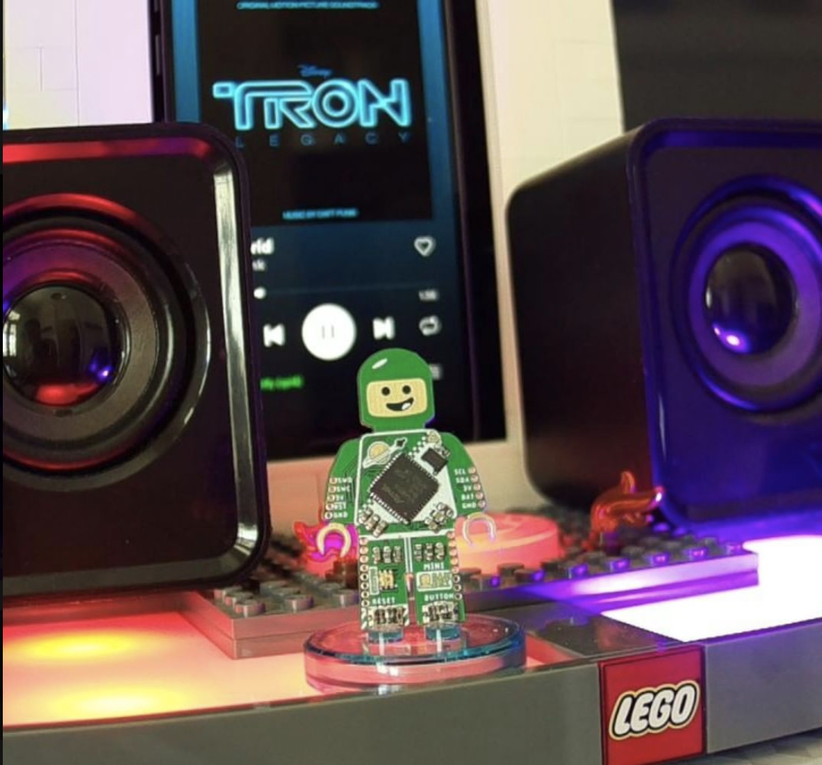 Raspberry Pi makes LEGO minifigures play their own music - Raspberry Pi