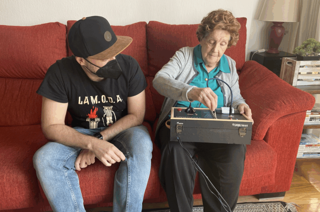 Globetrotting Polaroid camera magically fills Grandma's photo frame - Raspberry Pi