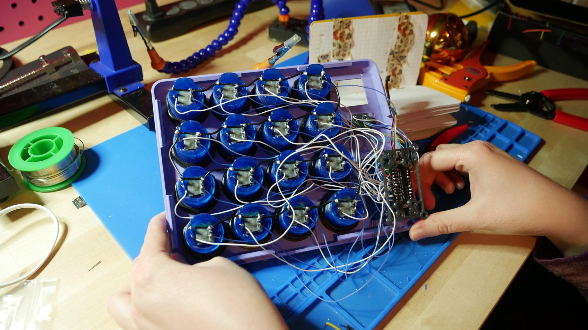 Make a Raspberry Pi Pico-based Midi Fighter | HackSpace 43 - Raspberry Pi