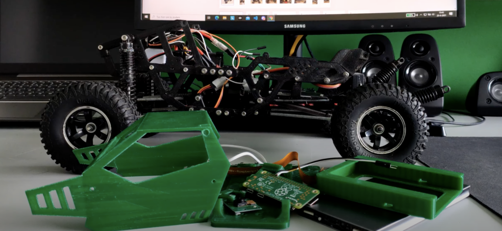 This remote-controlled car drives itself - Raspberry Pi
