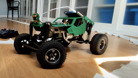 This remote-controlled car drives itself - Raspberry Pi