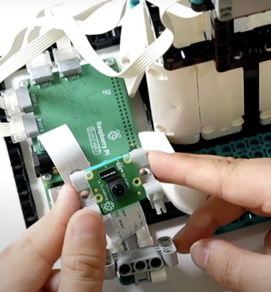 This LEGO robot arm copies your hand gestures - Raspberry Pi
