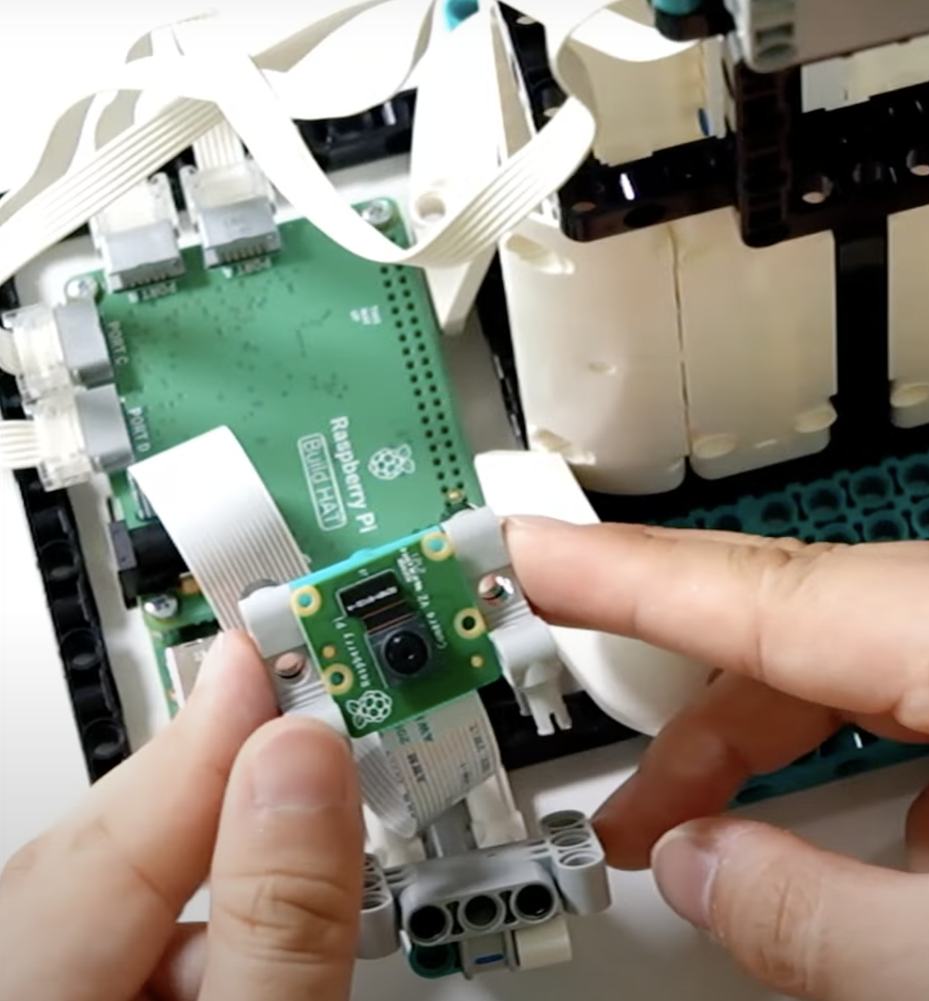 This LEGO robot arm copies your hand gestures - Raspberry Pi
