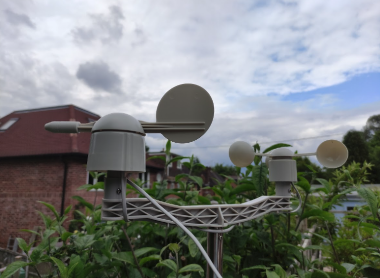 Build a weather station with a web dashboard | HackSpace #58 - Raspberry Pi