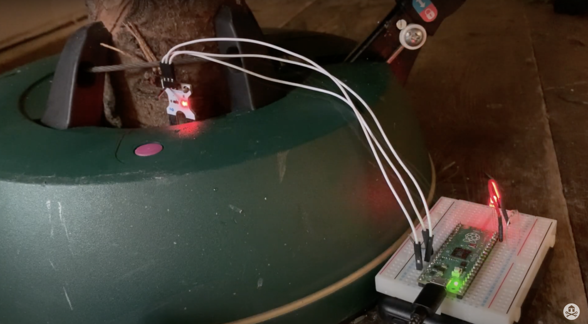 Raspberry Pi Pico makes sure your Christmas tree never goes thirsty ...