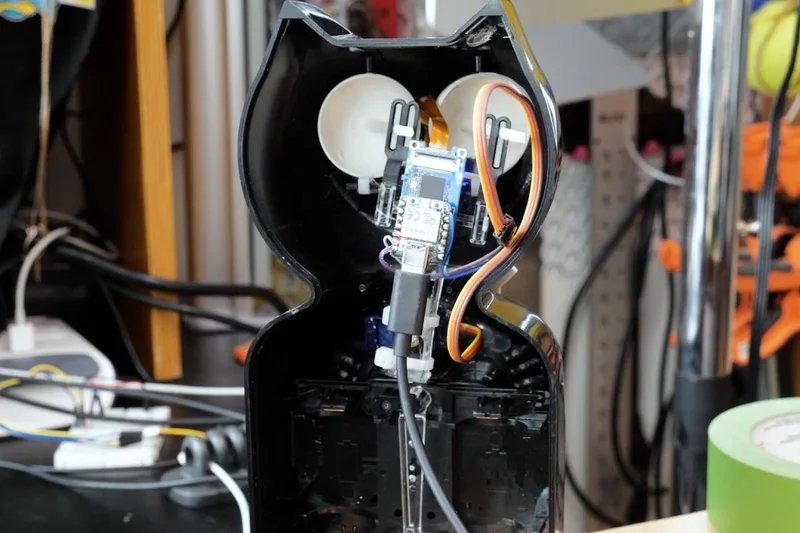 RP2040 makes Kit-Cat Klock's eyes follow you around the room - Raspberry Pi