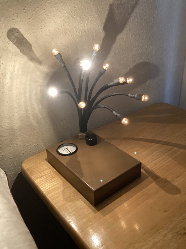 Retro Pico-powered incandescent lamp - Raspberry Pi