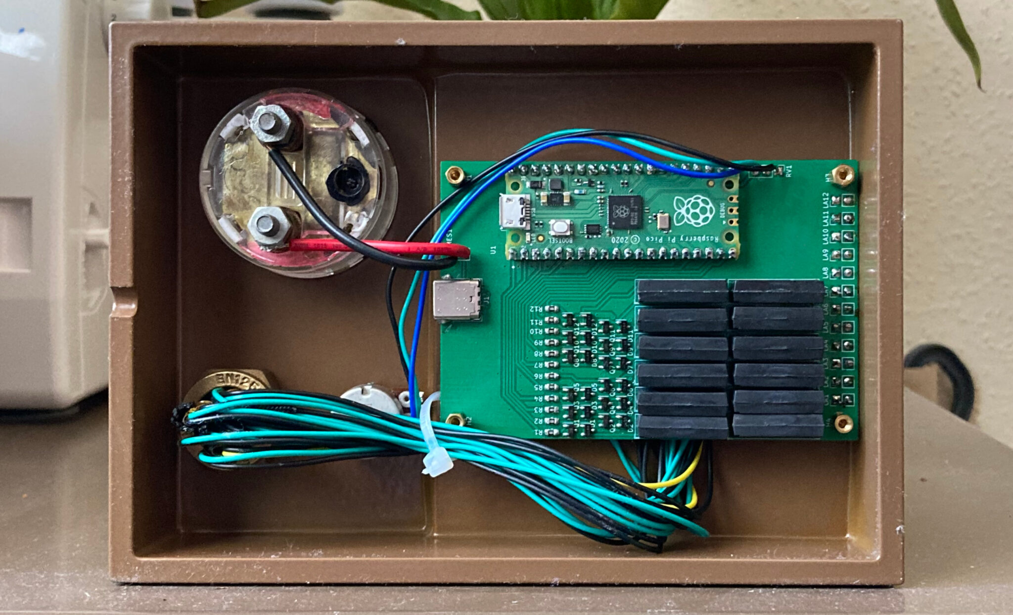 Retro Pico-powered incandescent lamp - Raspberry Pi